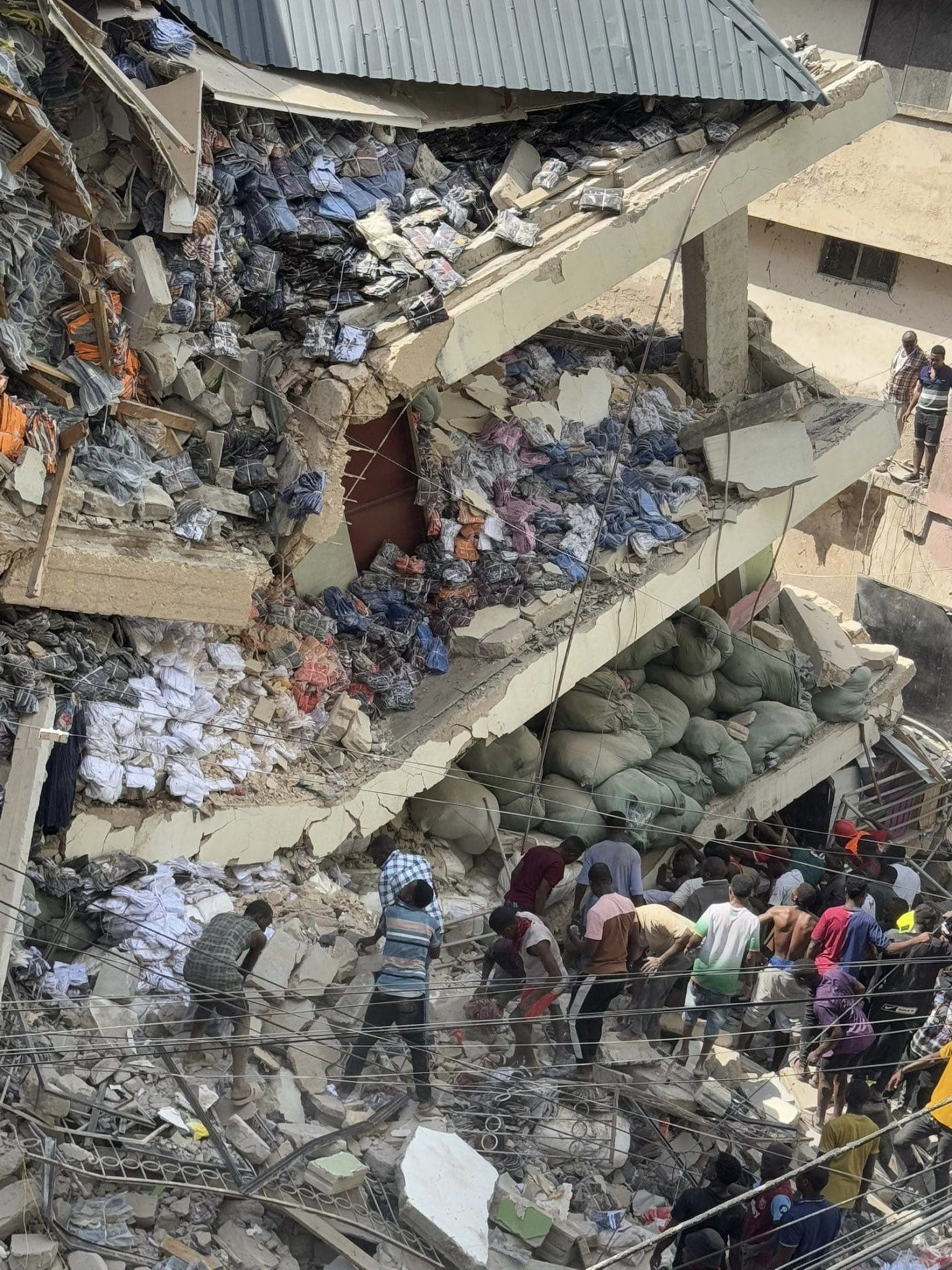 KARIAKOO BUILDING DISASTER: Recovered items returned to owners - Daily News
