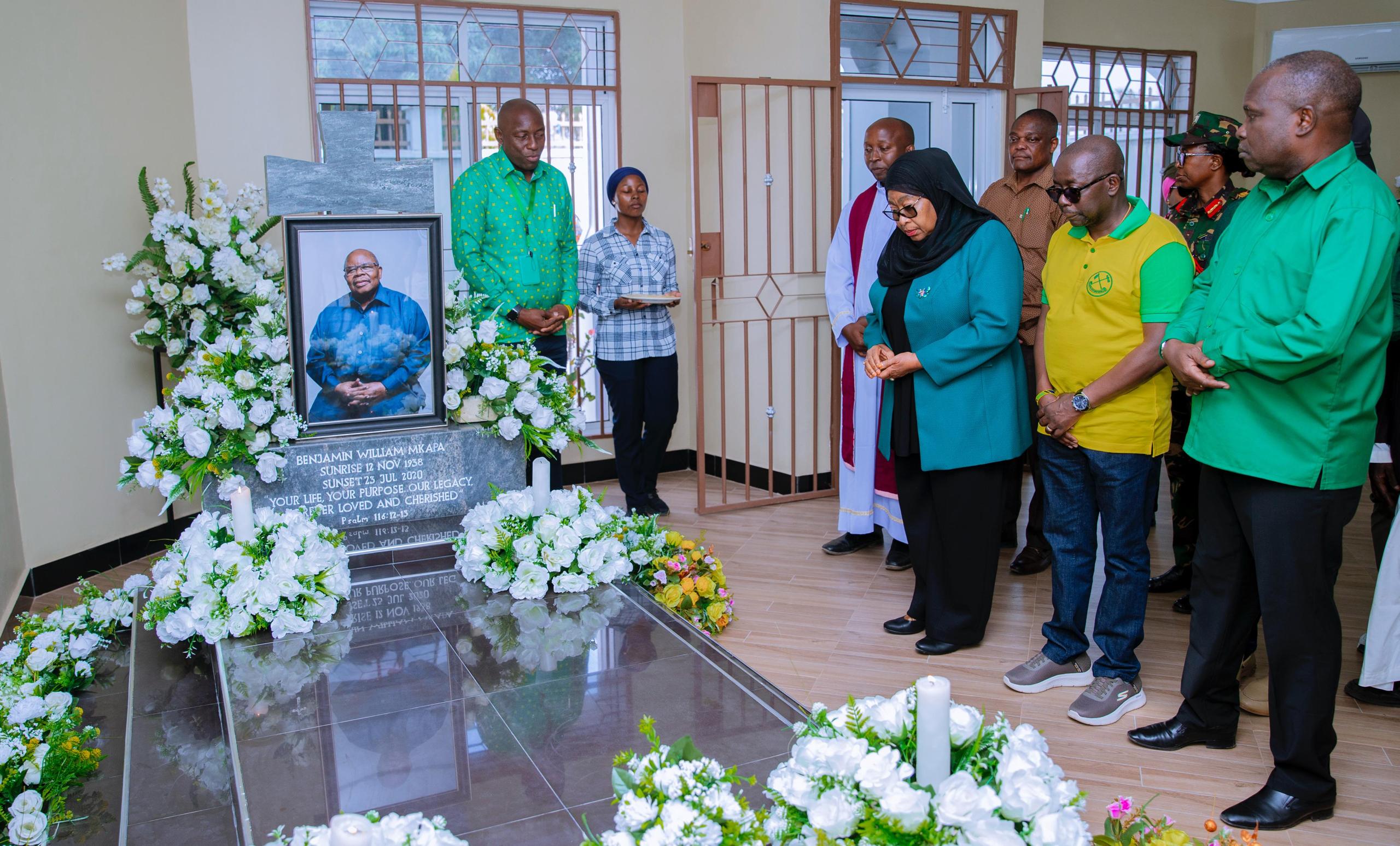 Samia pays homage to Mkapa in her Mtwara campaign rally - Daily News